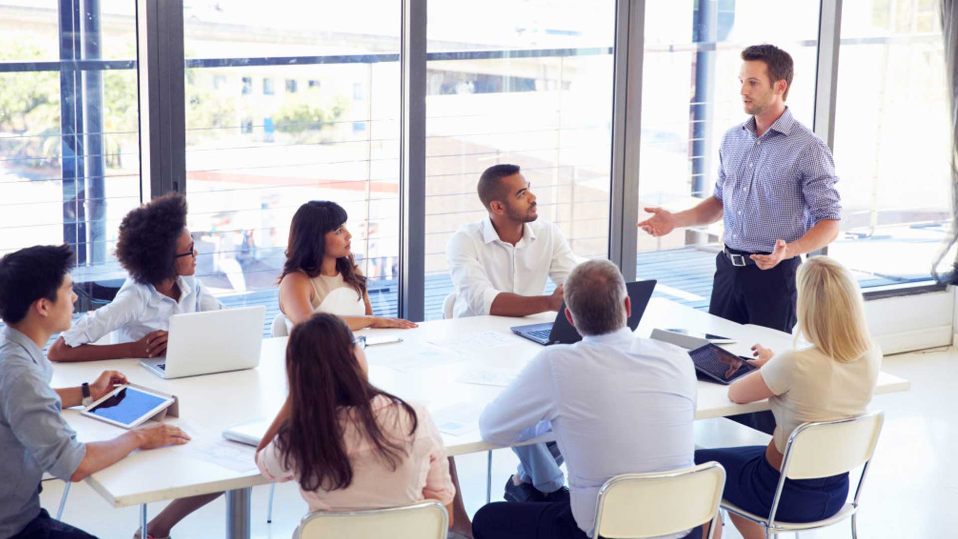 Defining the Differences Between a Leader and a Manager